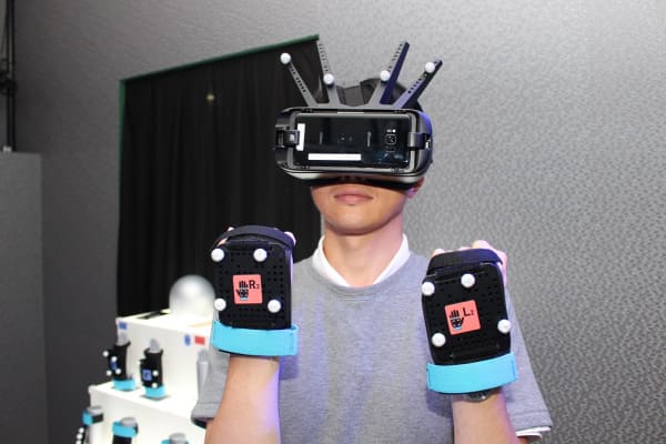 「手をつないでVR体験」の新鮮さ。空間移動型VR「ABAL: DINOSAUR」を六本木で体験 - VR Watch