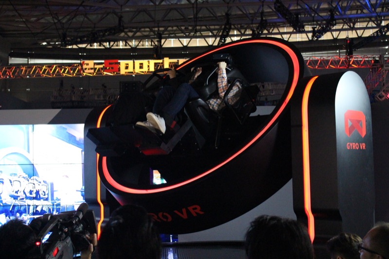 身体ごと大回転する驚異のVRアトラクション「GYRO VR」をTGSで体験 - VR Watch
