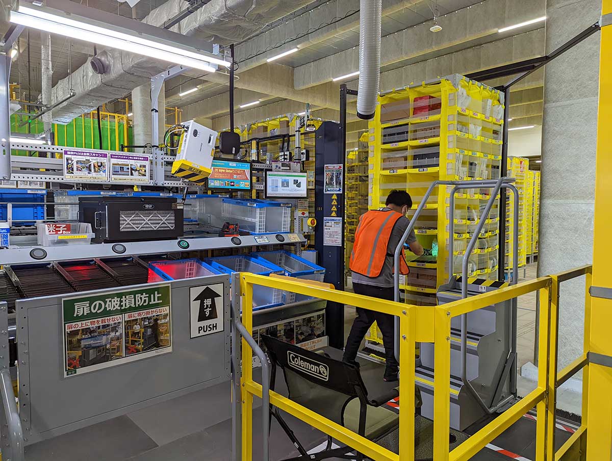 最新のAmazon Roboticsを搭載した「アマゾン尼崎FC」を見た - Impress Watch