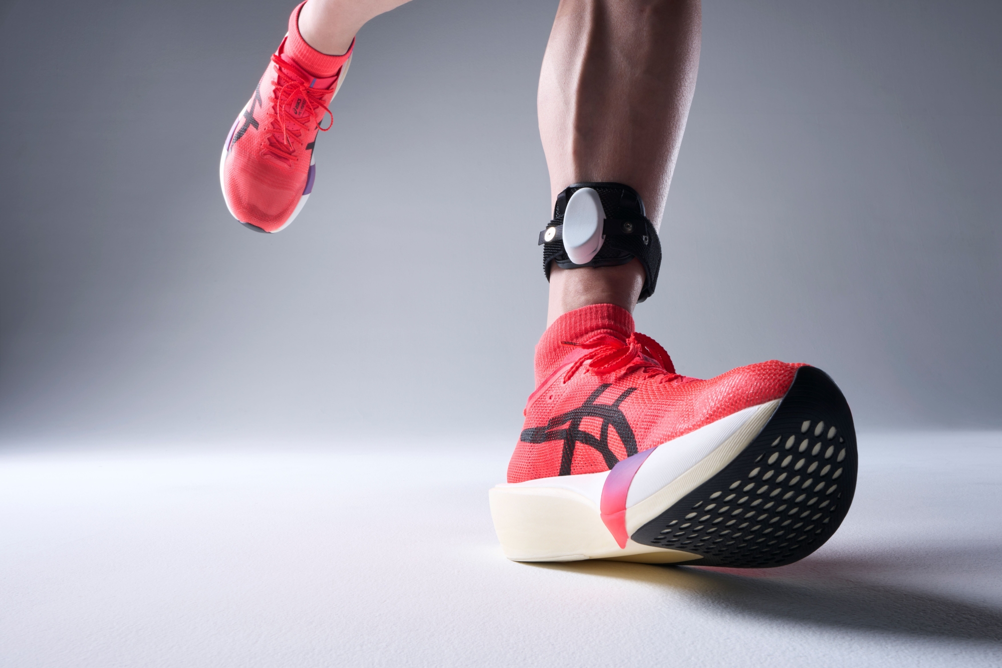 アシックスとTDK、動作をリアルタイム可視化するセンシングデバイス - Impress Watch