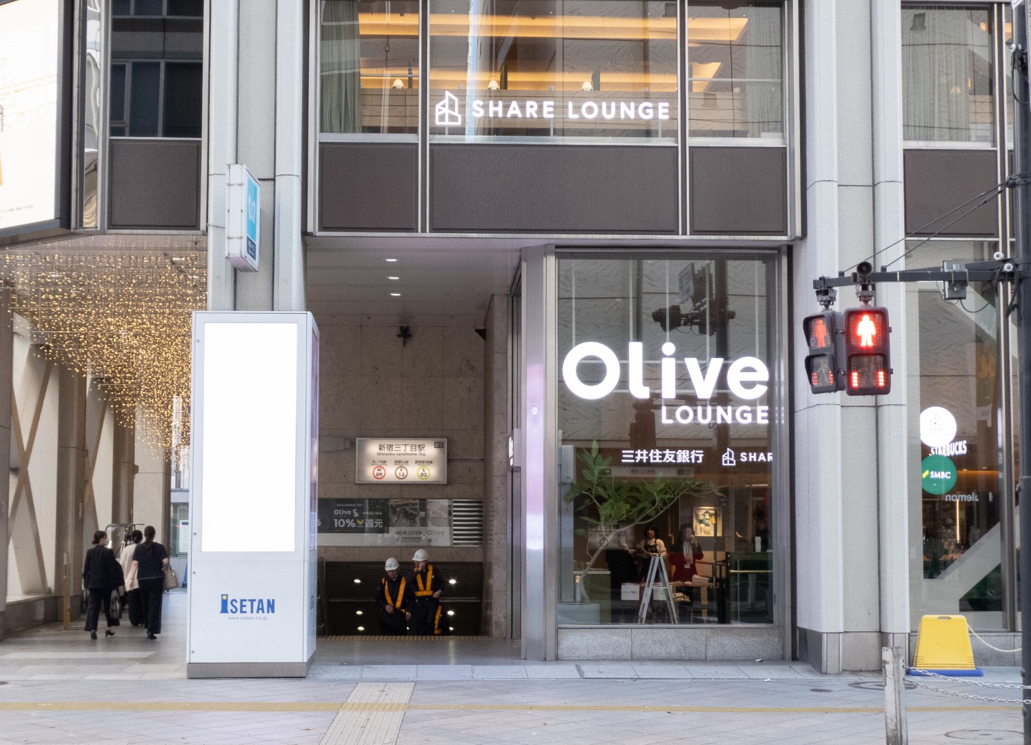 「Olive LOUNGE」新宿伊勢丹そばにオープン 駅直結で「オリーブ集合」 - Impress Watch
